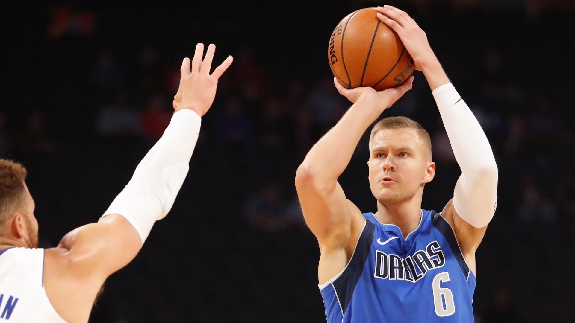 Kristaps Porzingis comes out firing in Mavs' preseason debut (Video ...