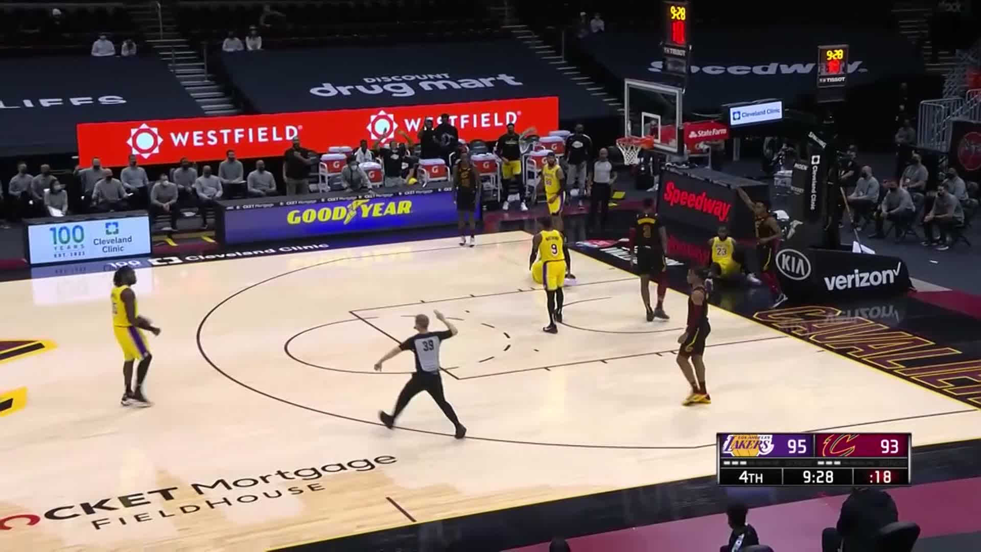 Video Mo Williams Bouncepasses To Lebron James For Big Dunk On Robin