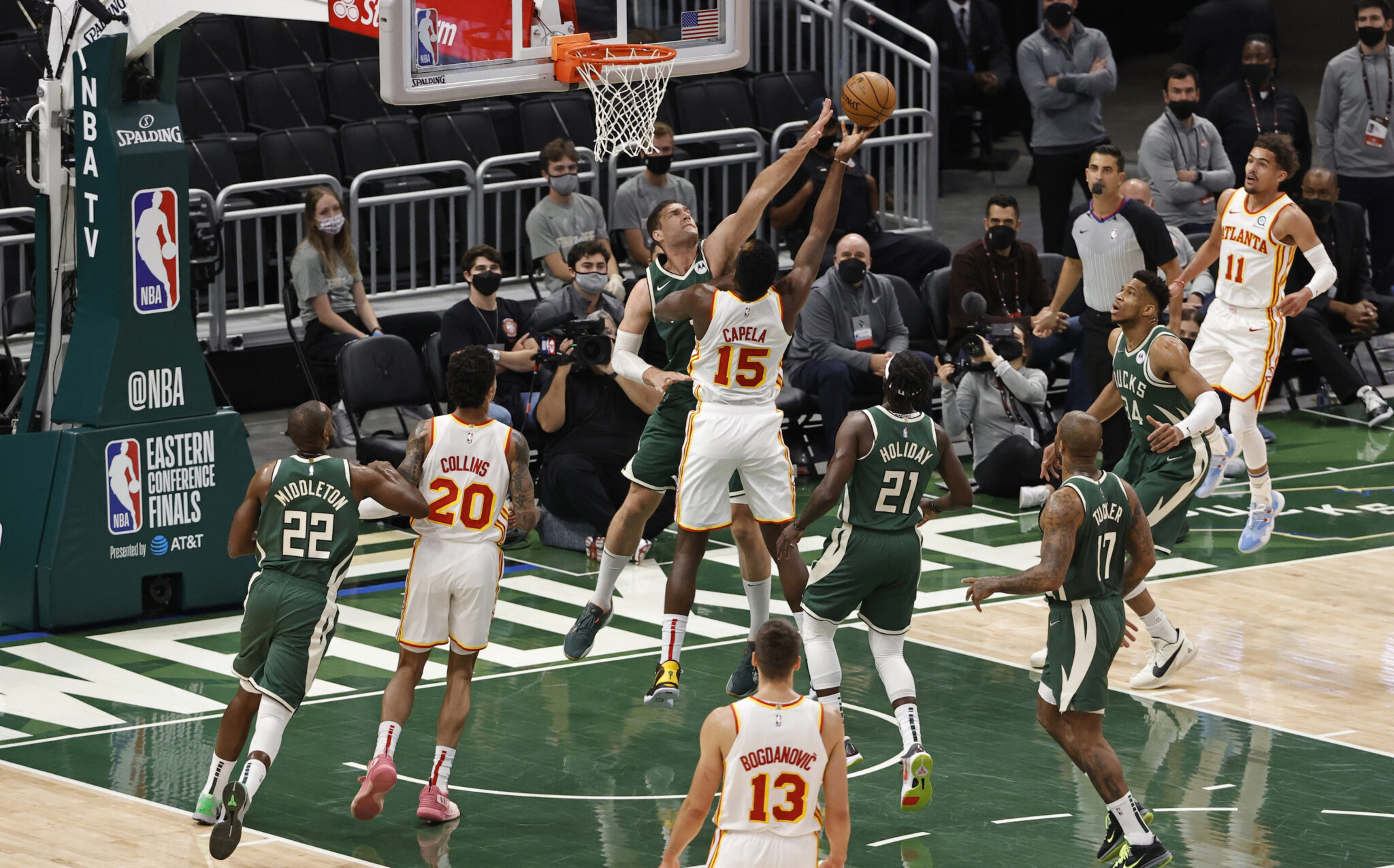 Film Study: Bucks dominate the restricted area | NBA.com