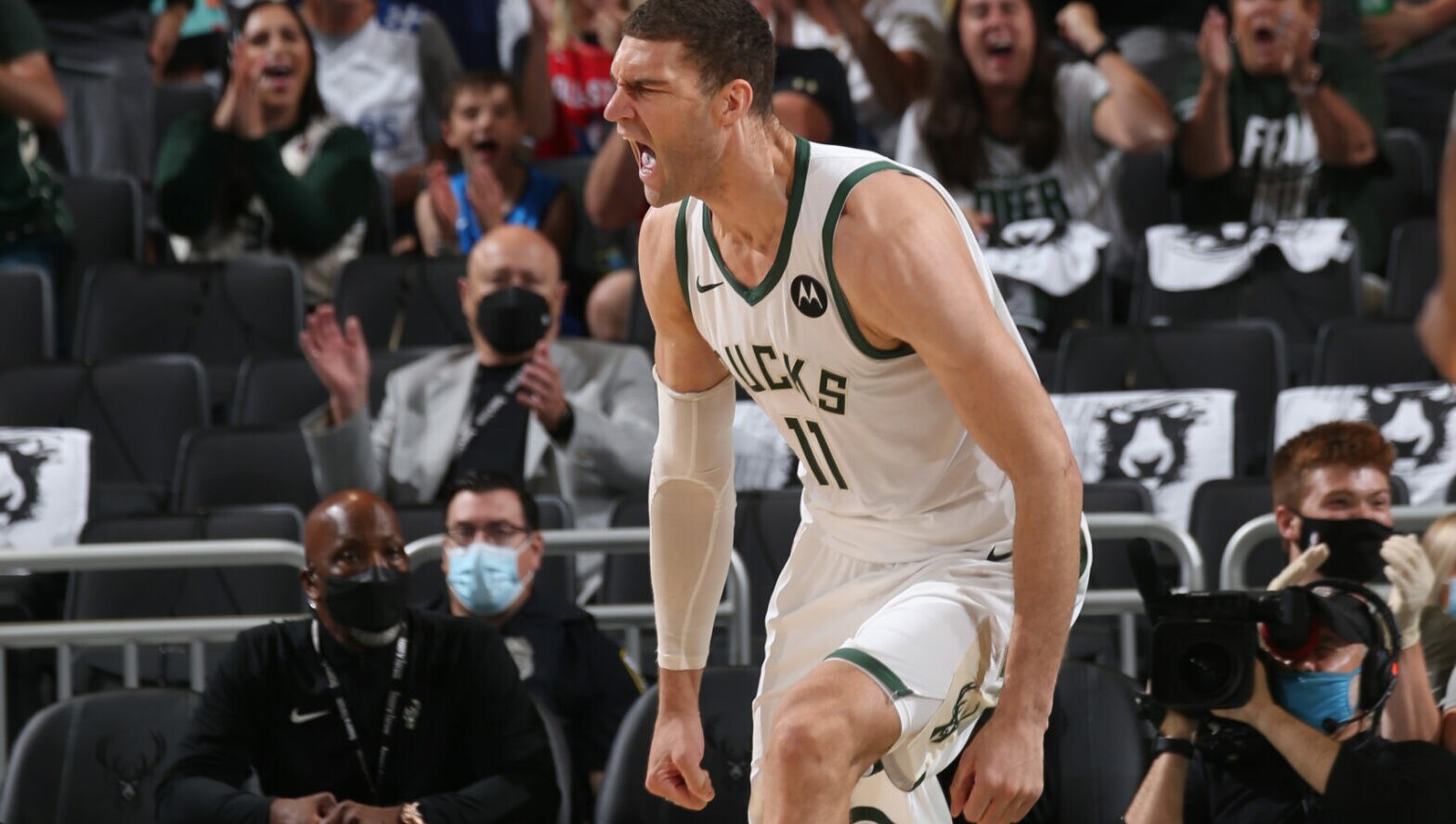 Brook Lopez adjusts on D, Bucks clamp down on Hawks | NBA.com