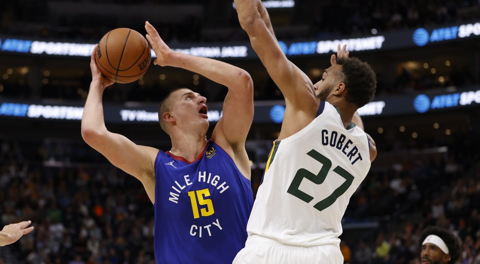 Nikola Jokic leaves game with right knee contusion | NBA.com