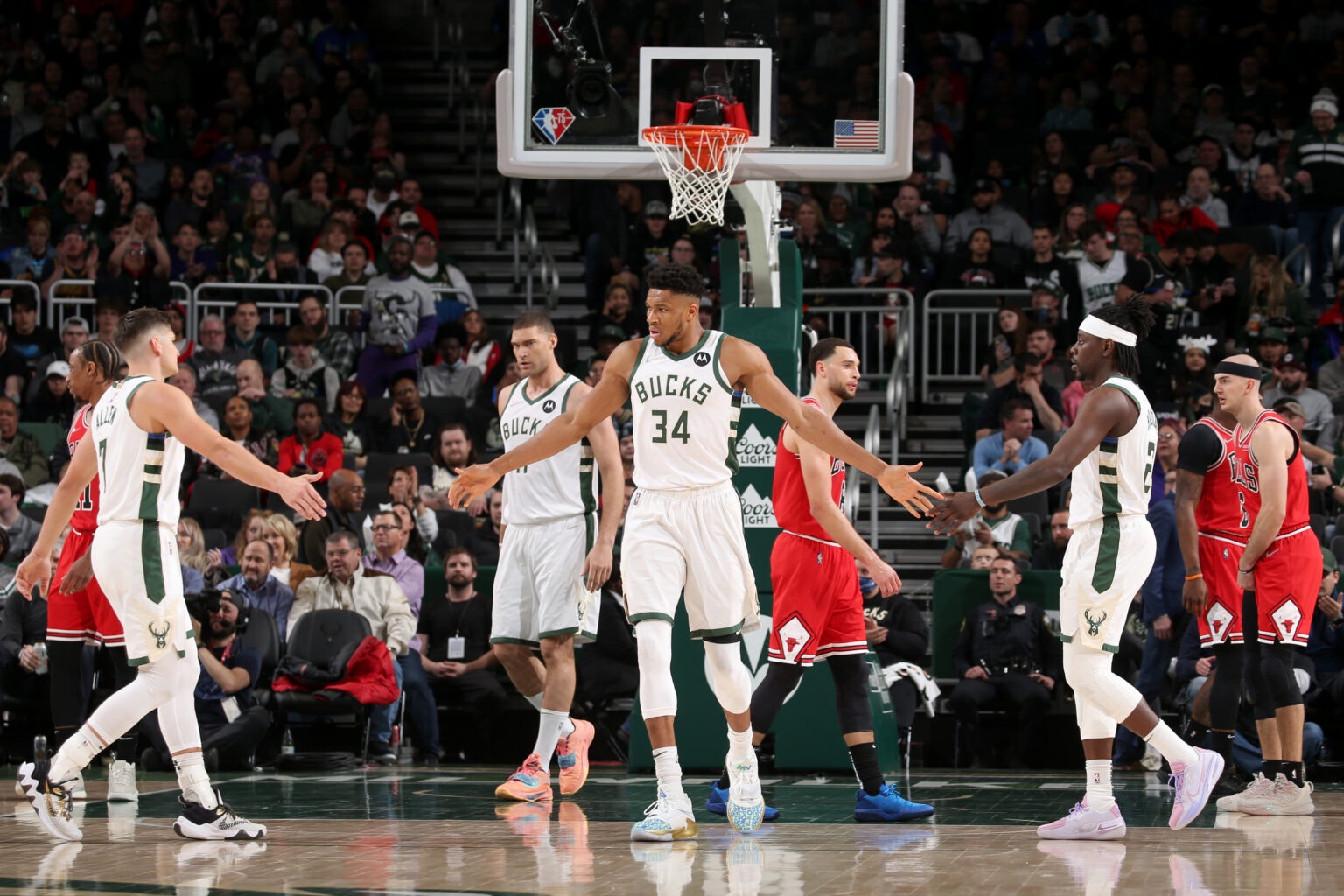 Around the Globe: Giannis Antetokounmpo, Bucks eying No. 1 seed | NBA.com