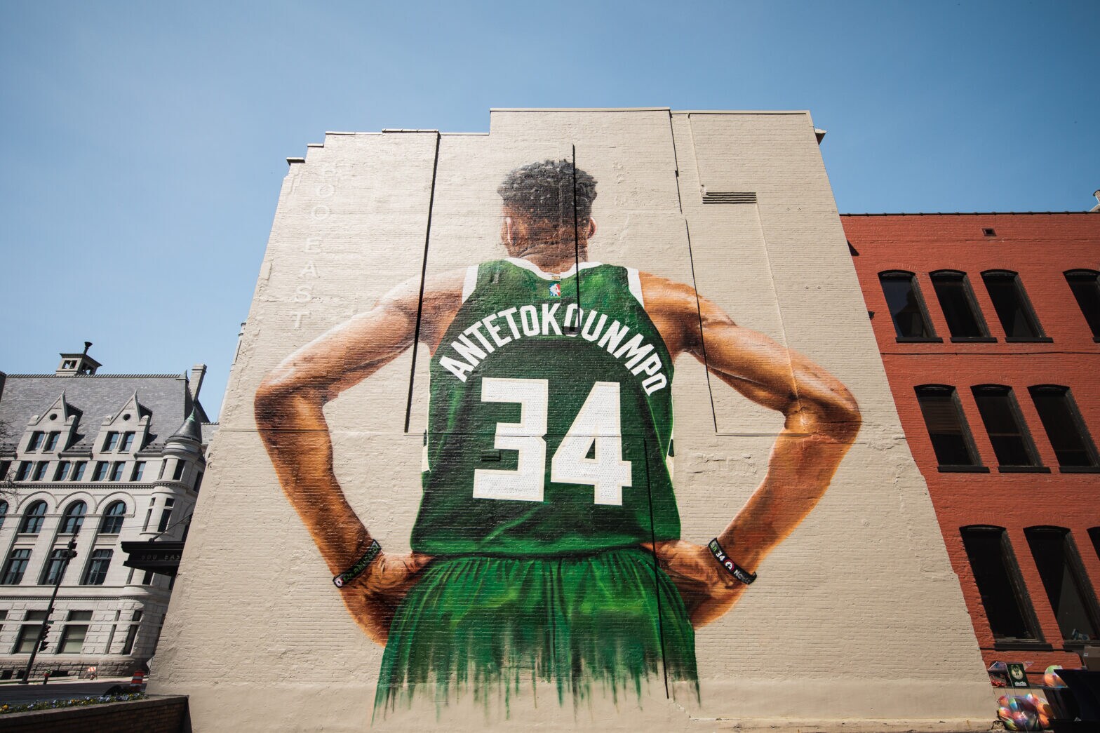 Giant mural in downtown Milwaukee celebrates Giannis Antetokounmpo ...