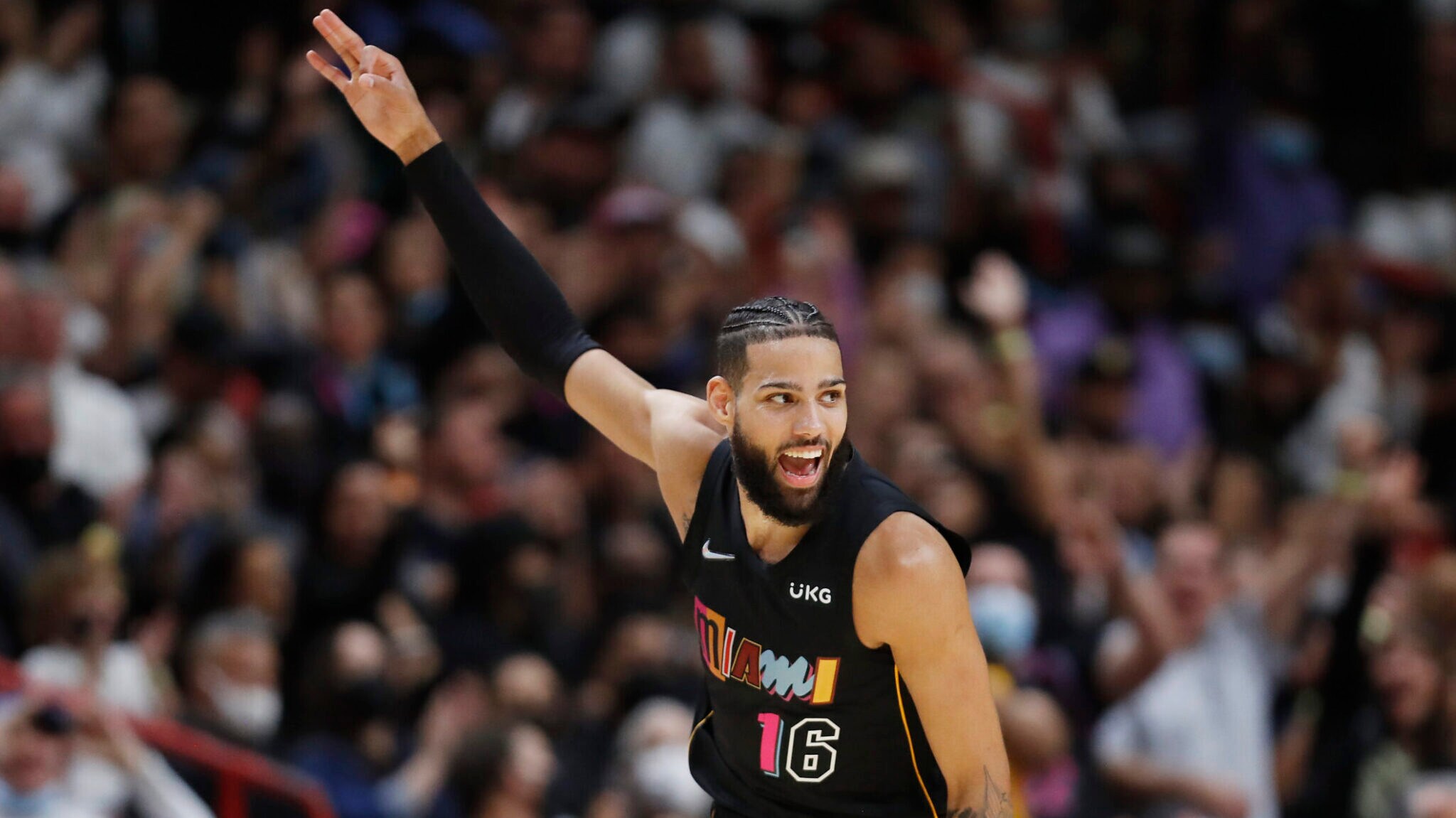 Caleb Martin re-signs with Heat on 3-year deal | NBA.com