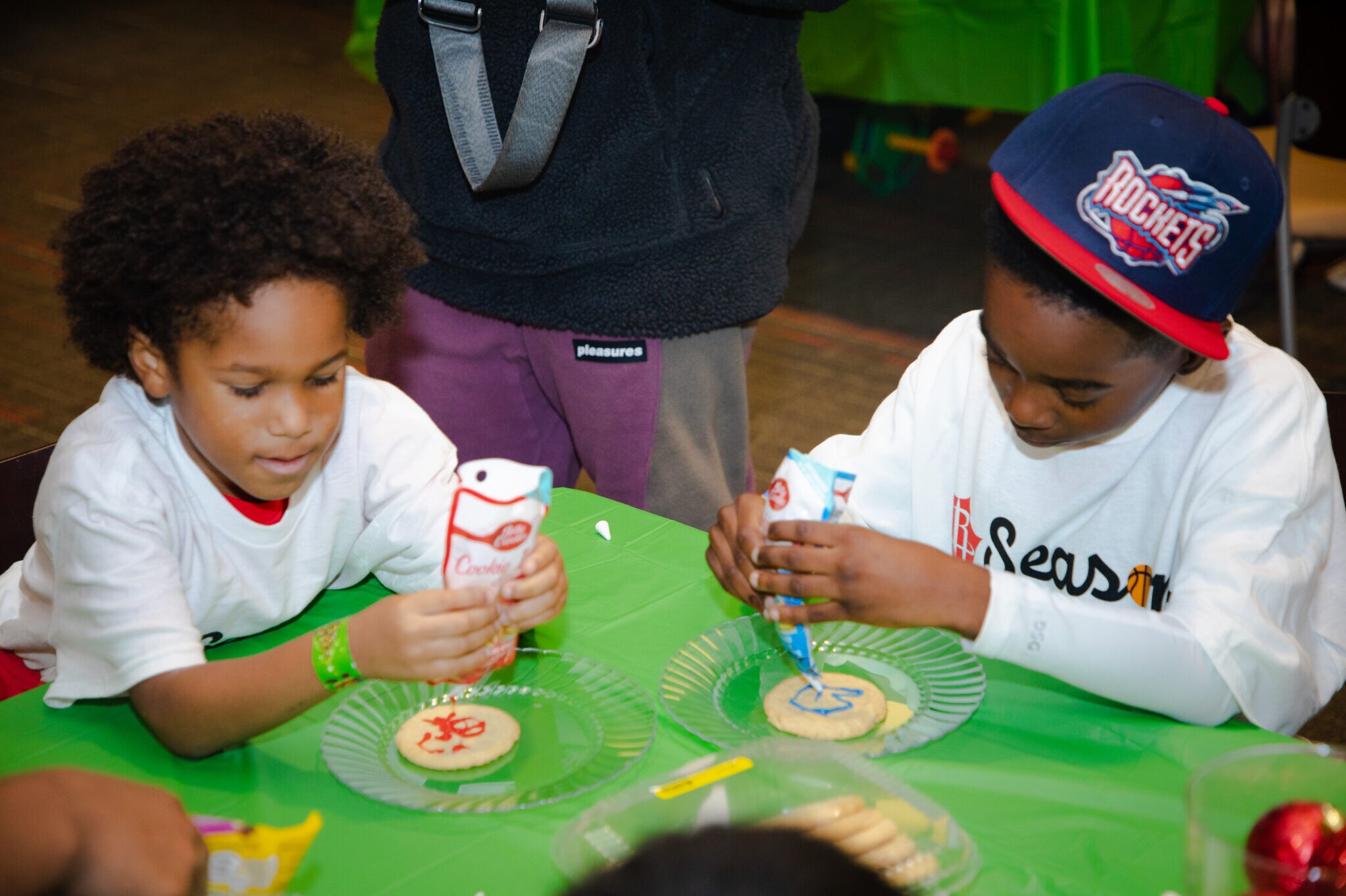 Houston Rockets host Boys and Girls Club holiday party at game | NBA.com
