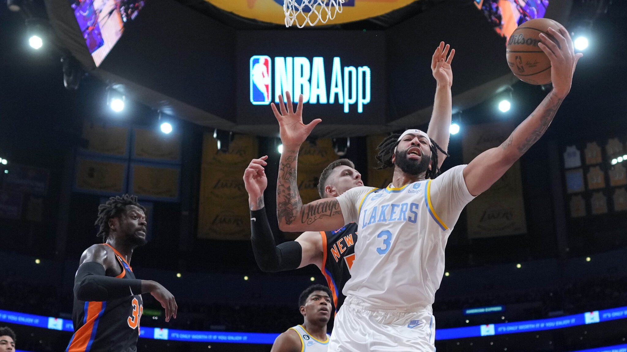 Film Study: How Anthony Davis is playing big to keep the Lakers afloat ...