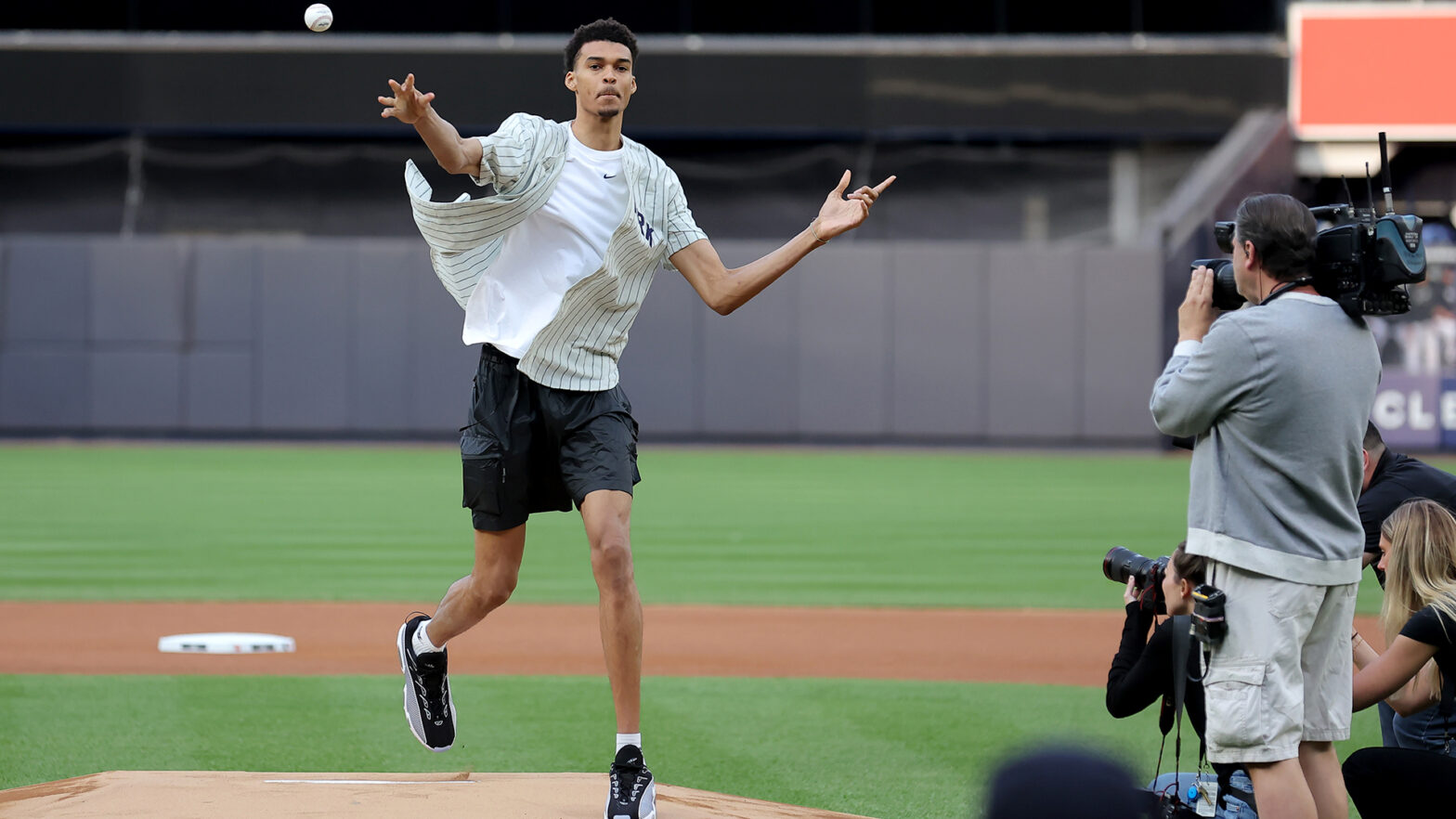 Victor Wembanyama throws out ceremonial first pitch at Yankee Stadium ...