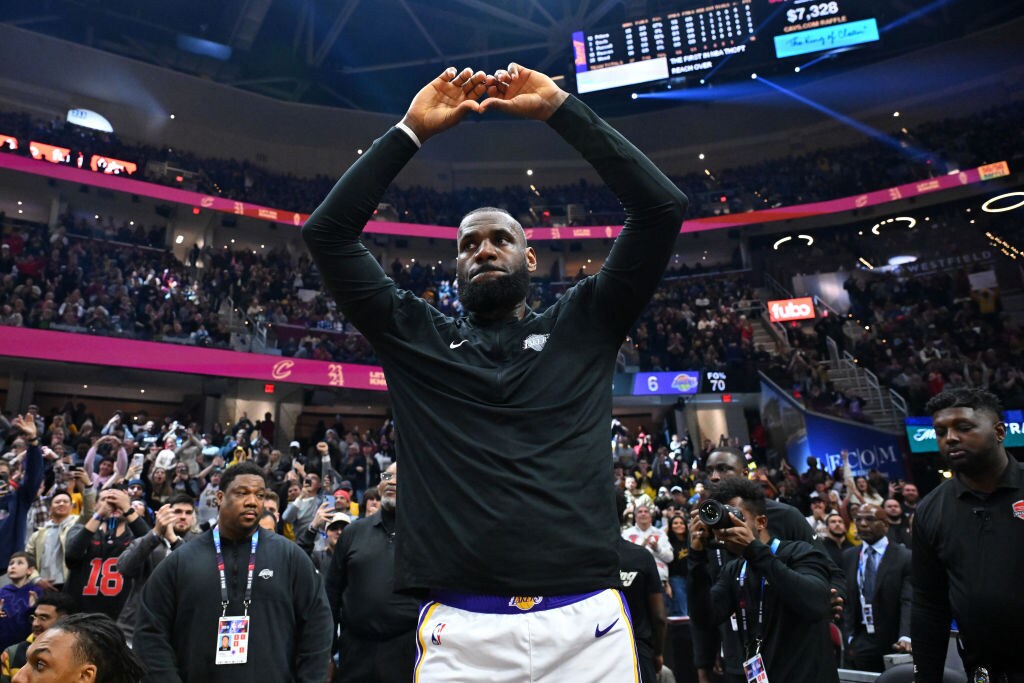 NBA Starting 5, Nov. 27: Booker calls game at MSG; Bucks rally from 26 ...