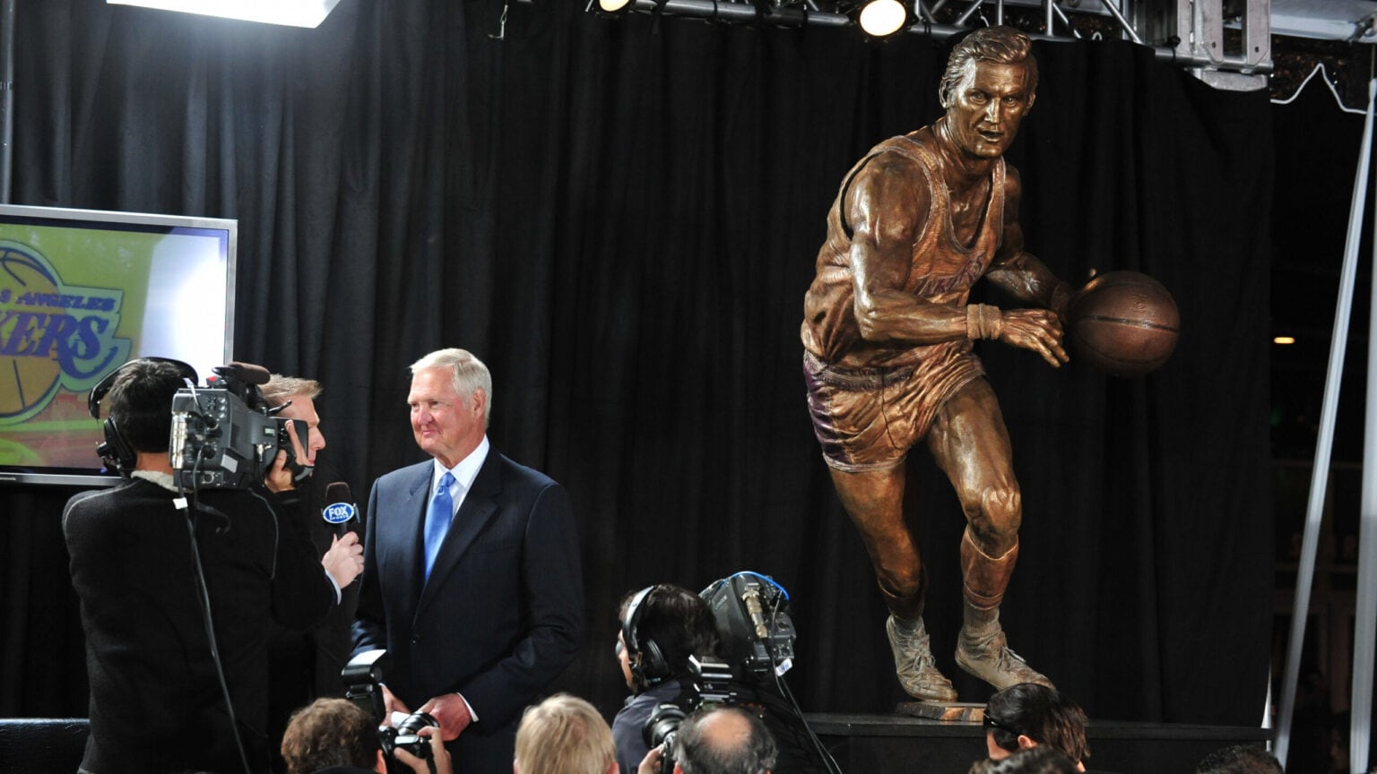 Basketball legends with statues at NBA arenas | NBA.com