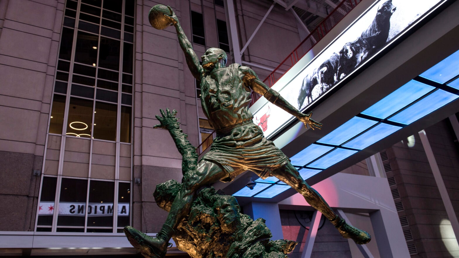 Basketball legends with statues at NBA arenas | NBA.com