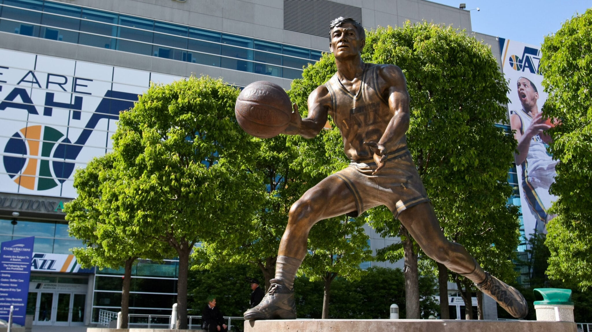 Basketball legends with statues at NBA arenas | NBA.com