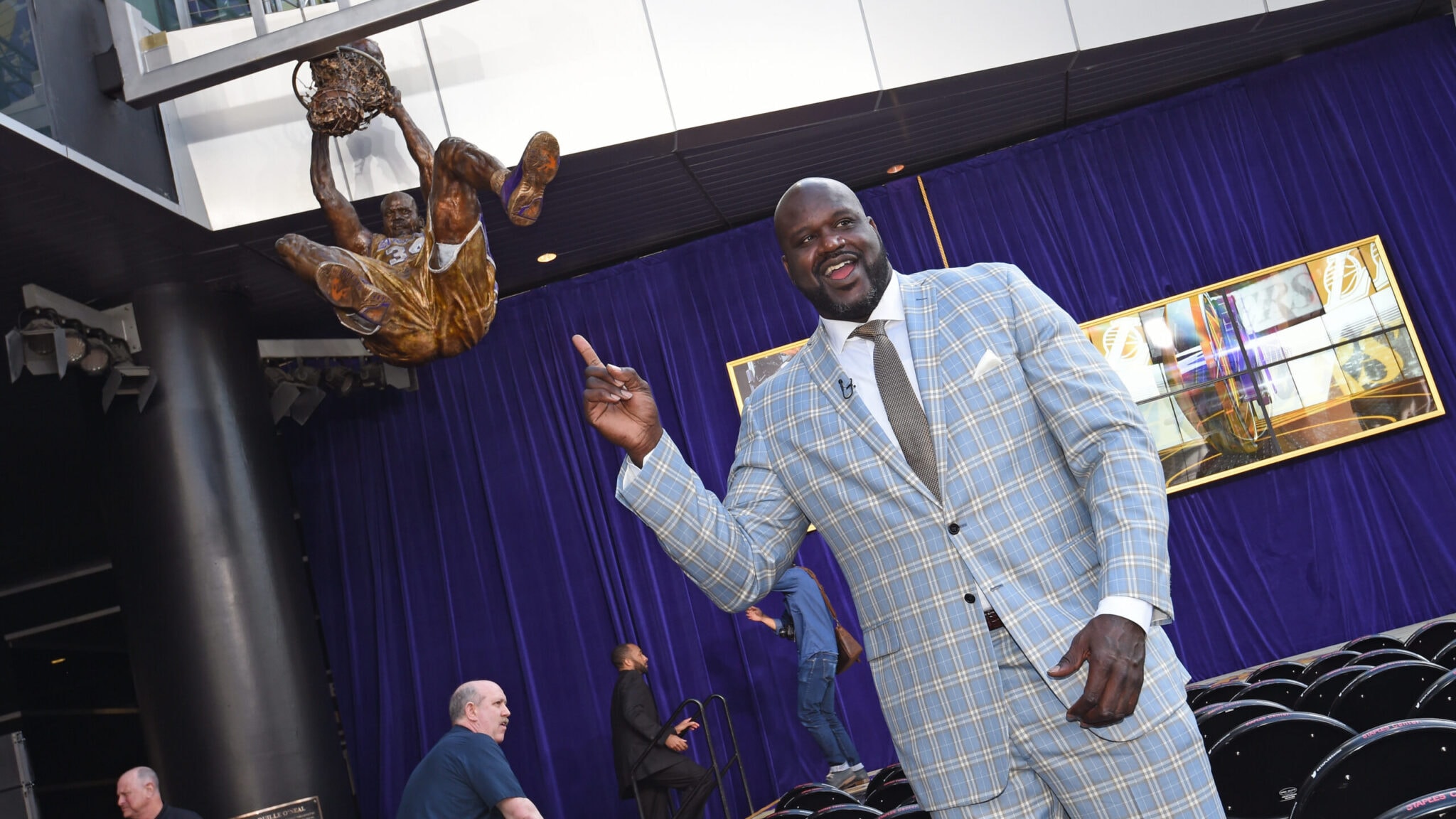 Basketball legends with statues at NBA arenas | NBA.com