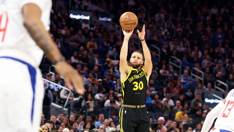 Stephen Curry makes history with 7 or more 3-pointers in 4 straight