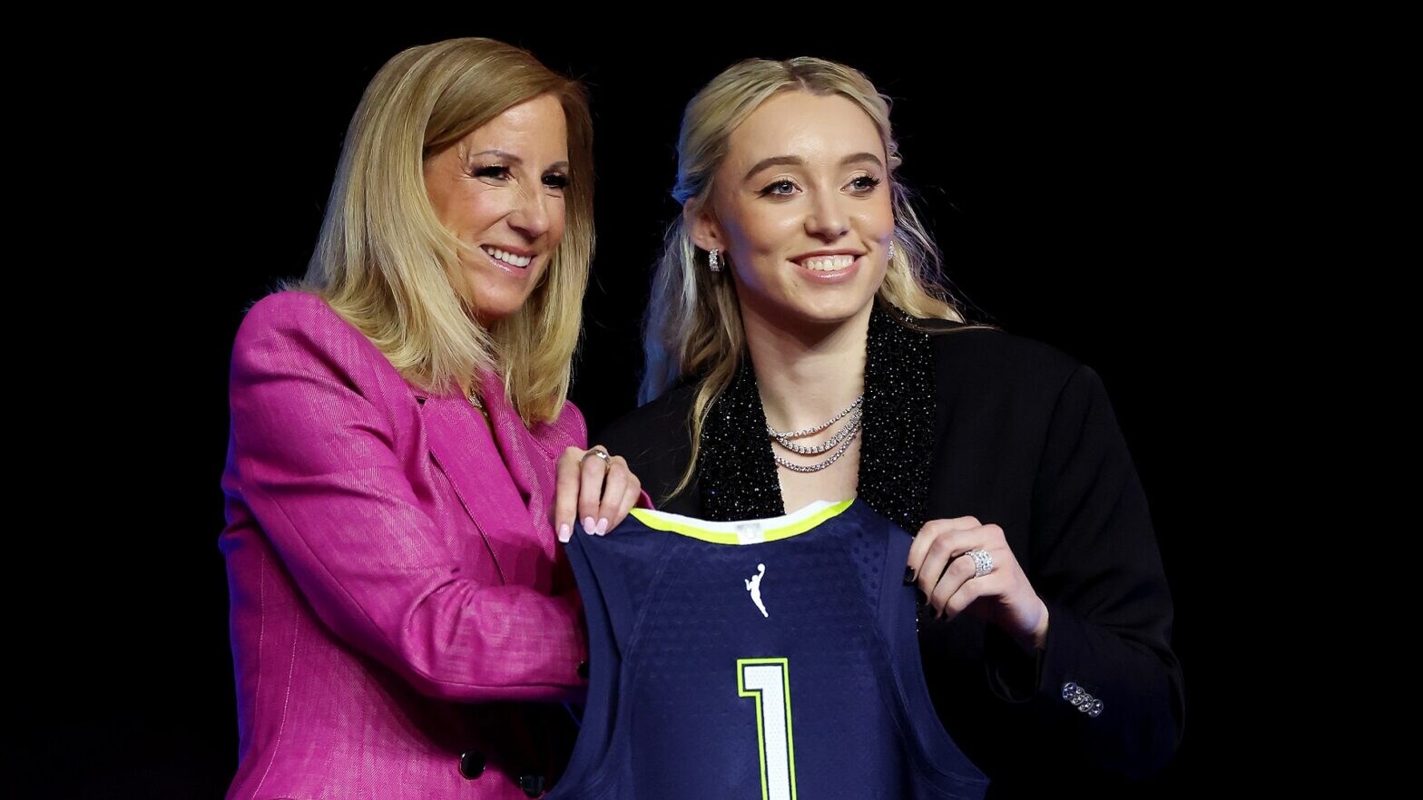 Wings take Connecticut G Paige Bueckers with No. 1 pick in WNBA Draft | NBA.com