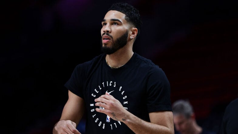 Jayson Tatum released from hospital, meets with teammates before Game 6 ...