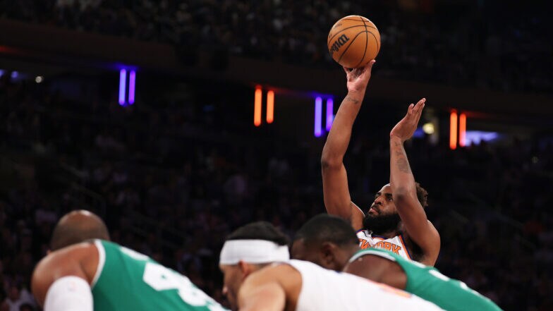 Knicks fans cheer Mitchell Robinson through his free-throw shooting ...