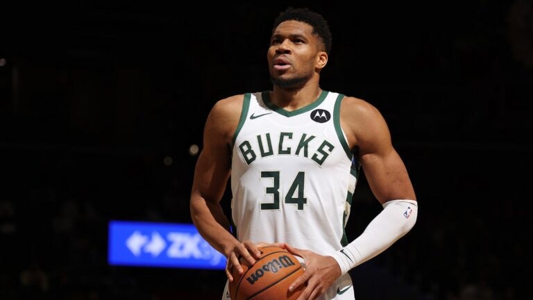 Giannis Antetokounmpo (calf) starts, scores 29 in return