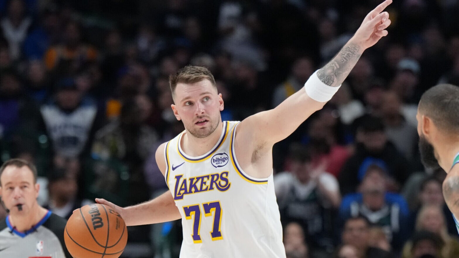 Luka Dončić's emotions ease in 2nd Dallas visit as Lakers star beats ...