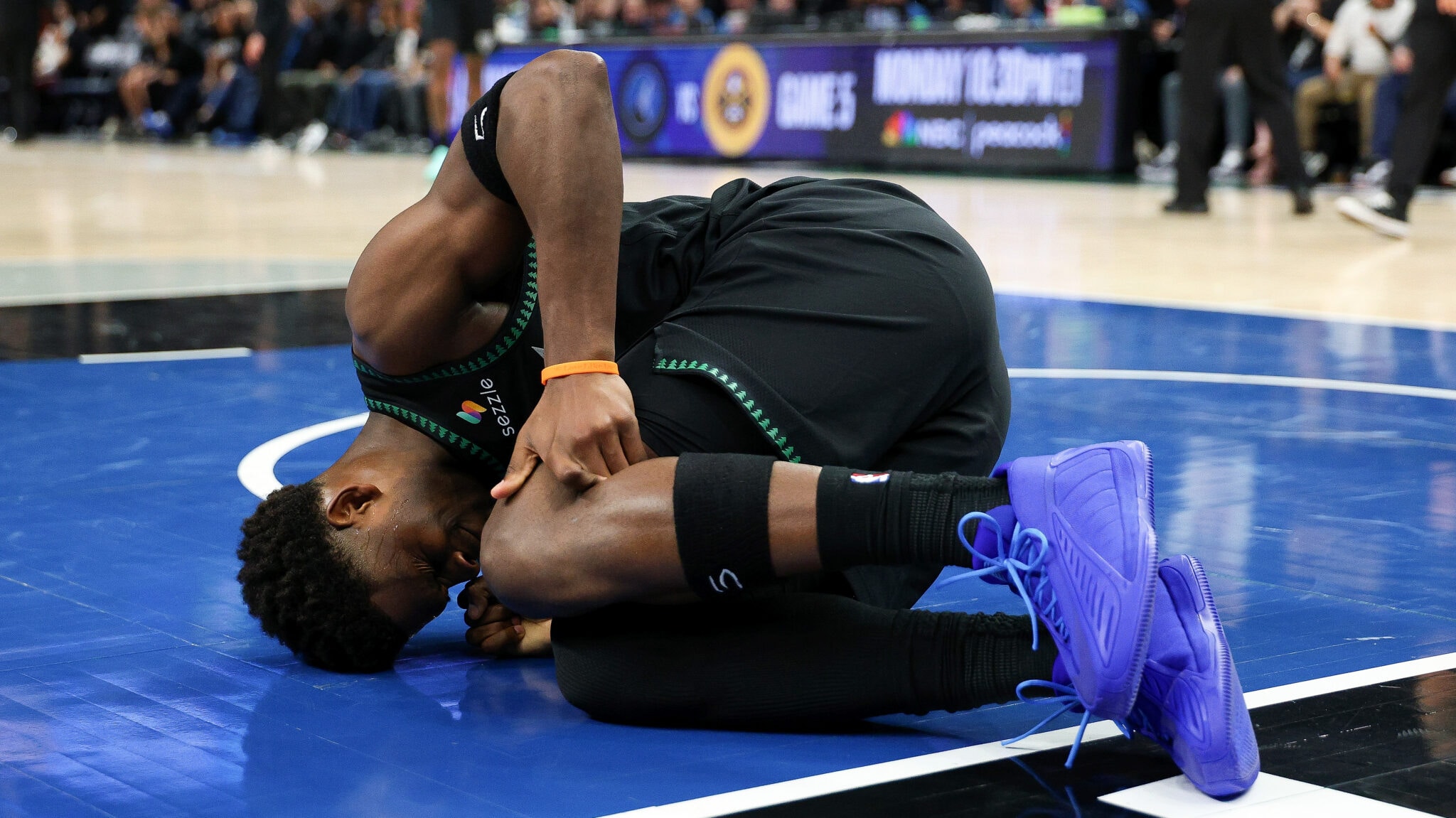 Timberwolves lose Anthony Edwards, Donte DiVincenzo to leg injuries in ...