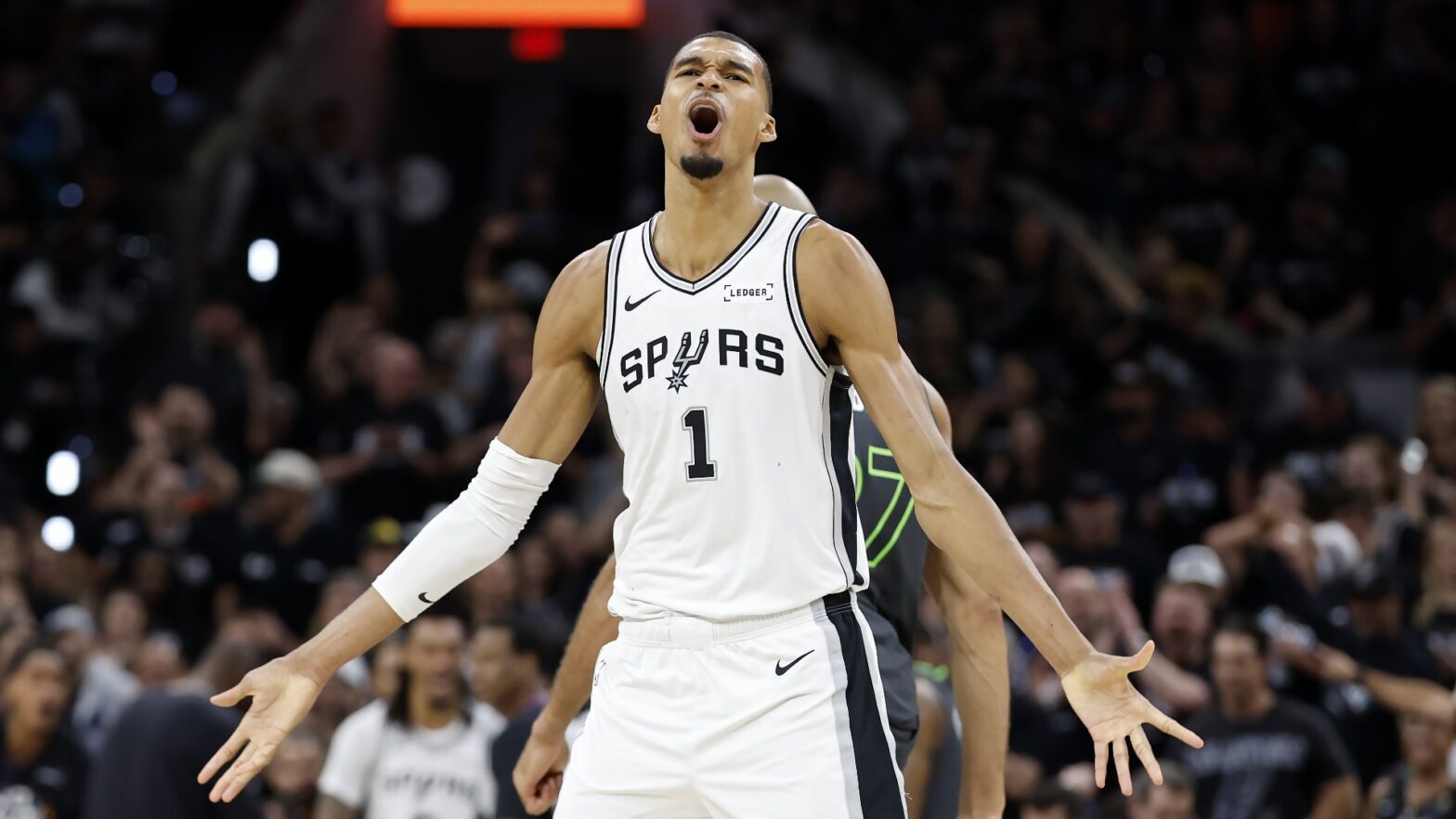 4 takeaways: Spurs respond to loss in opener with blowout win in Game 2 ...