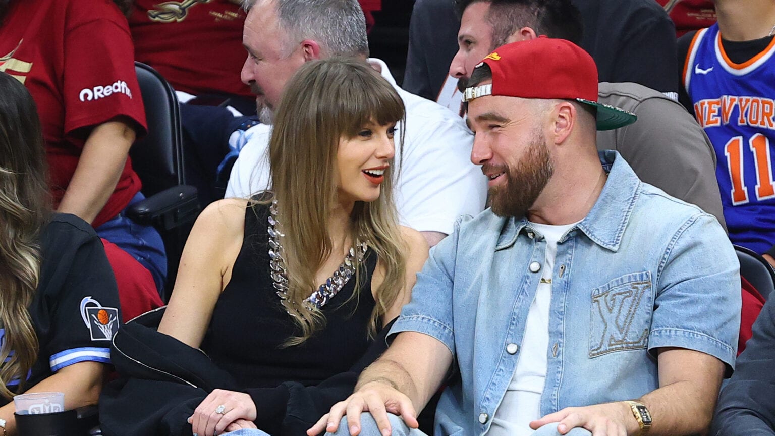 Taylor Swift attends Cavs-Knicks in Cleveland with fiancé Travis Kelce ...