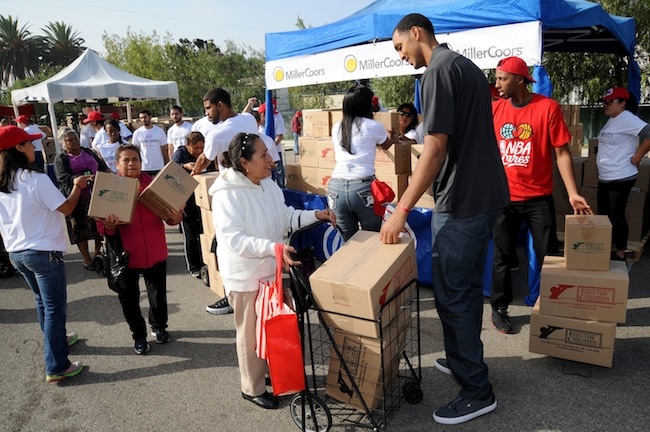 CLIPPERS HELP ‘FEED THE COMMUNITY’ | NBA.com