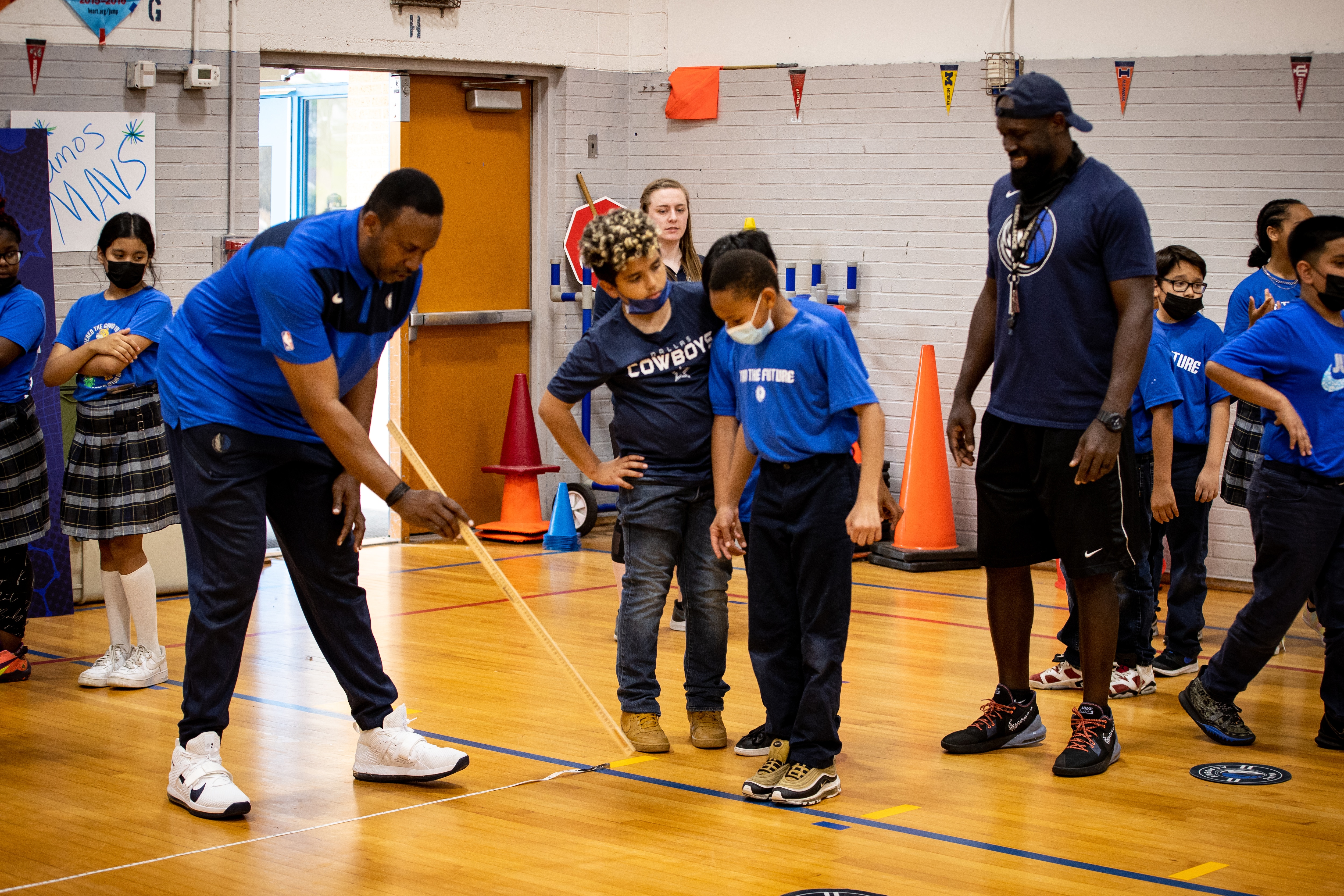 Dallas Mavs host “Science of Basketball” camp at DISD elementary school ...