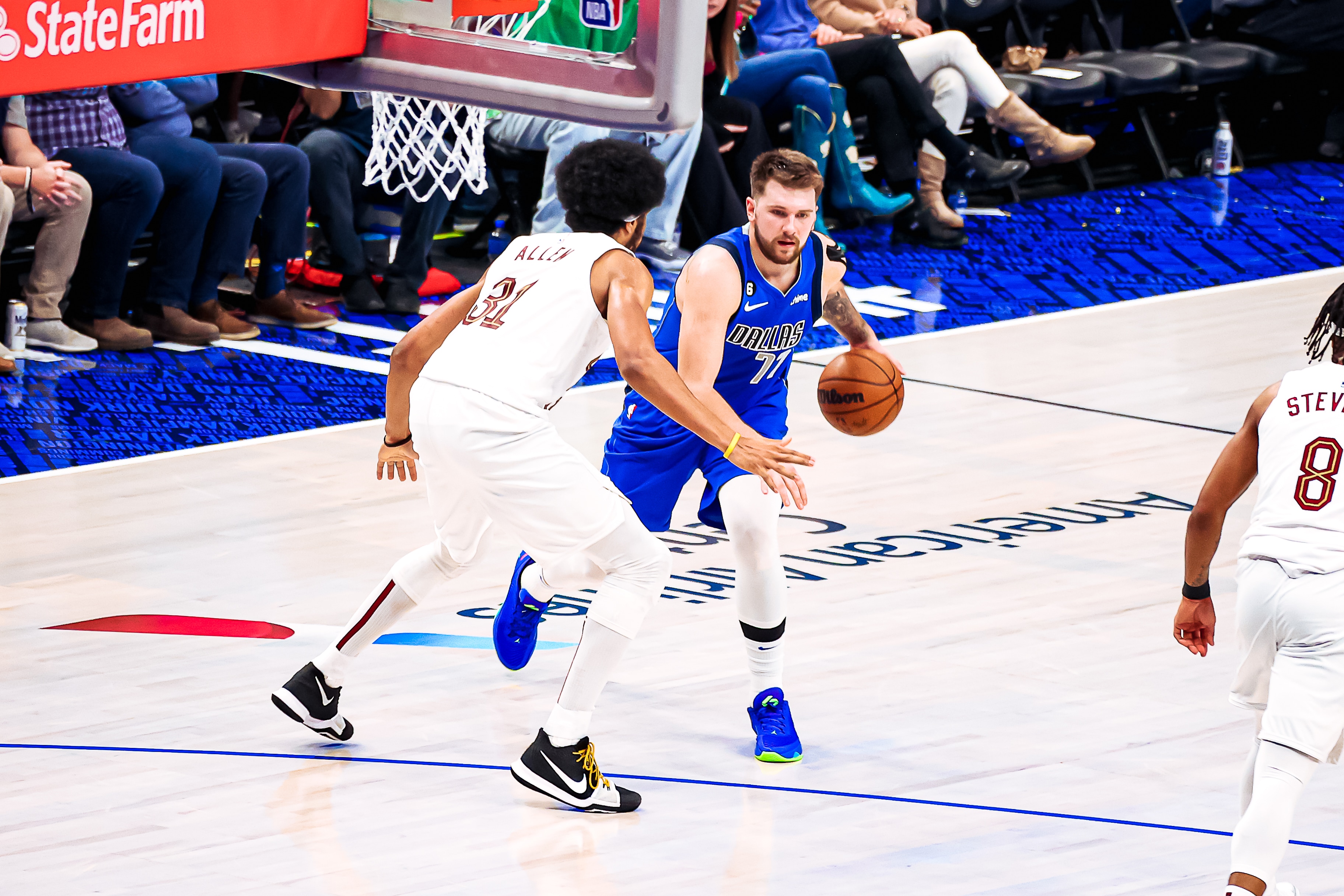 Mitchell’s offense, Cavs’ defense help Cleveland upend Mavs, 105-90 ...