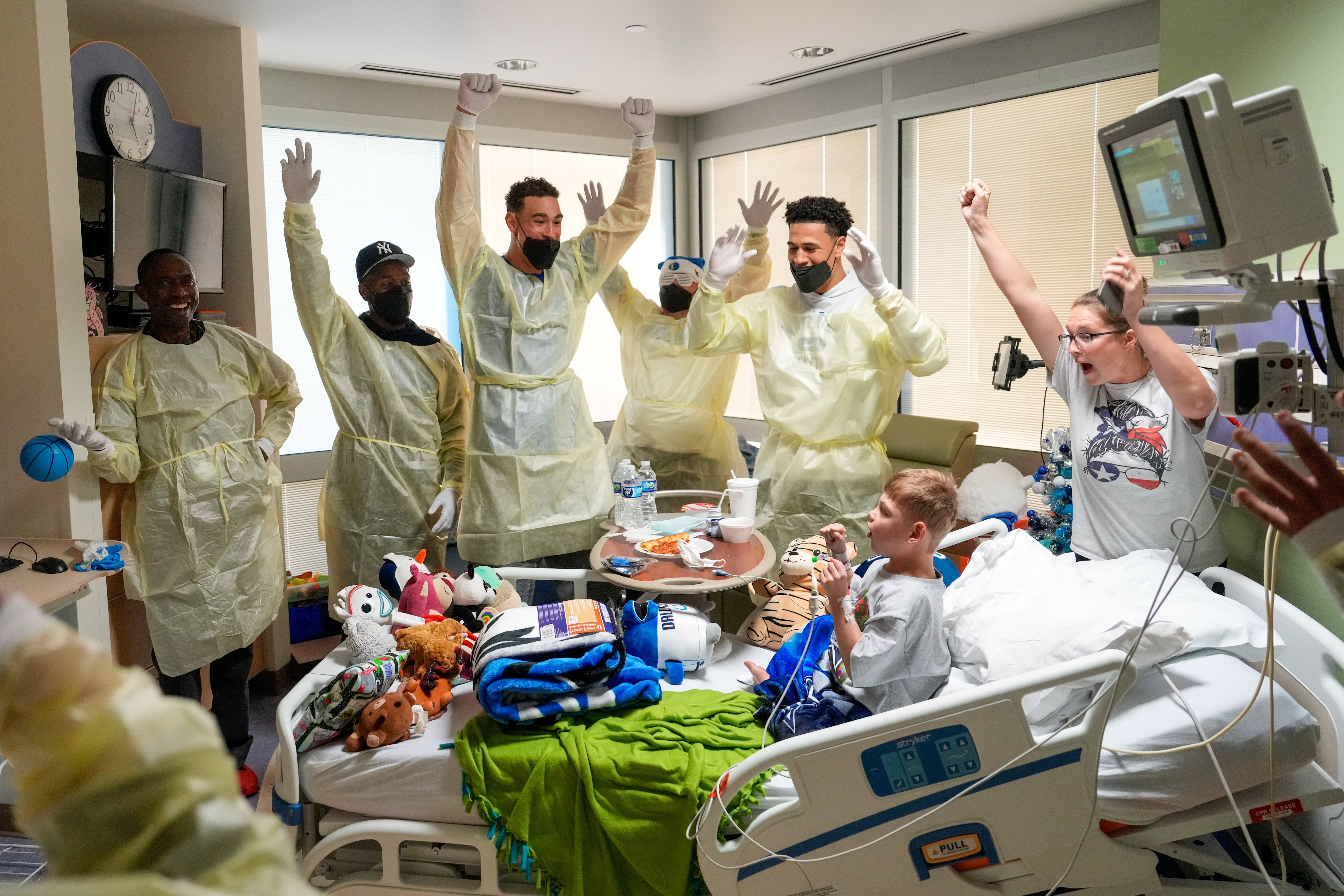 Mavs players visit patients at Children’s Medical Center Dallas ...