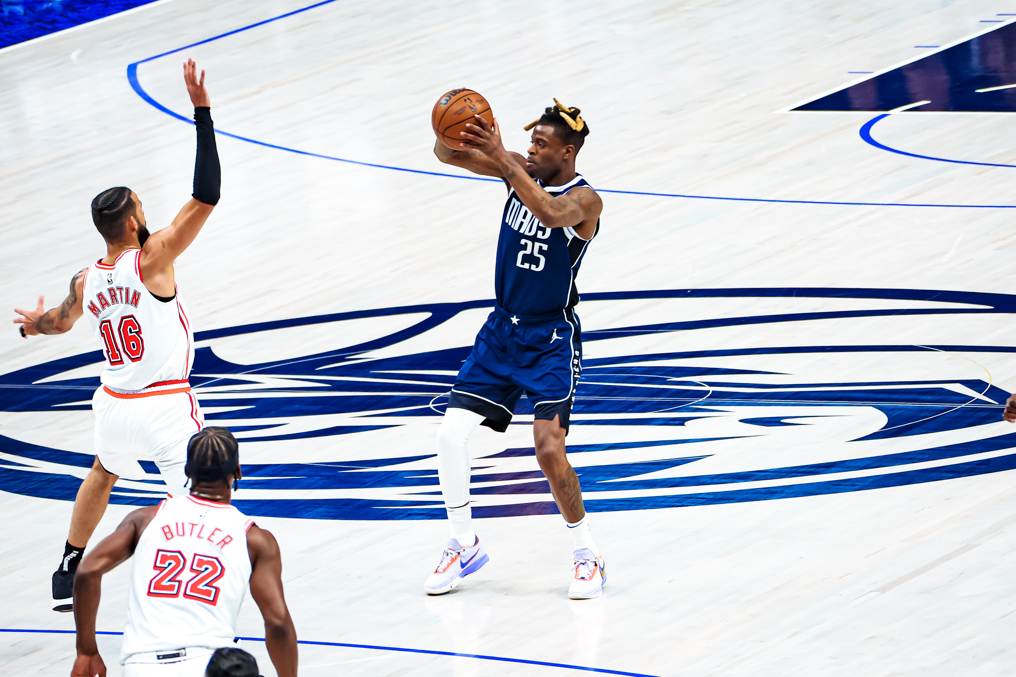 Reggie Bullock suddenly shining on defense AND offense | Dallas Mavericks