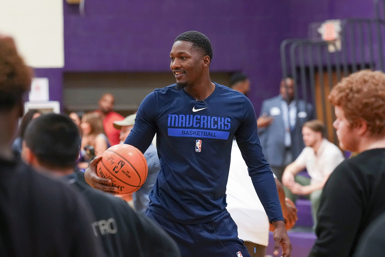 Mavs’ Finney-Smith inspires students with story of tragedy, triumph ...