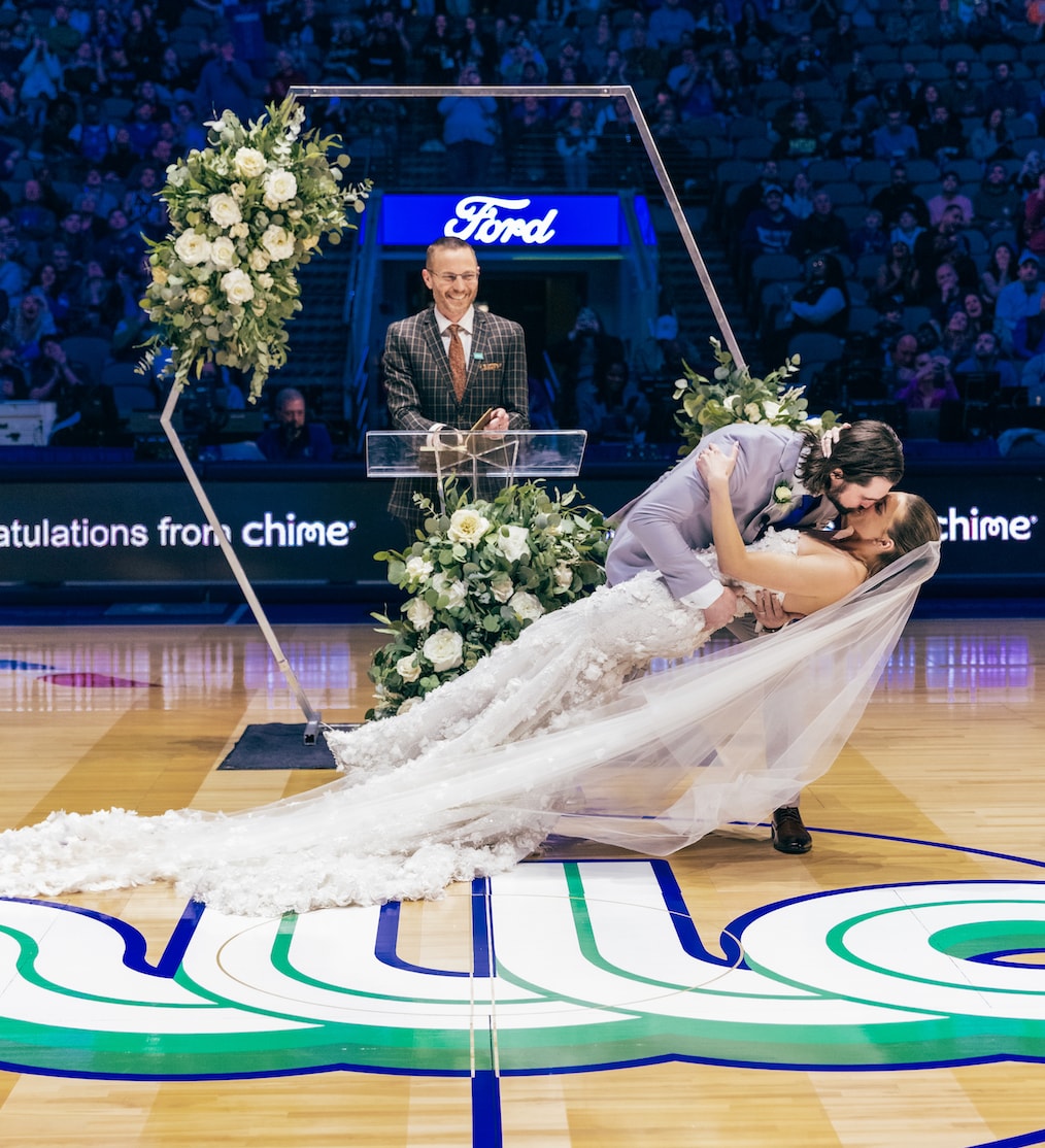 PHOTOS: Dallas Mavs fans get married during halftime of game | Dallas ...