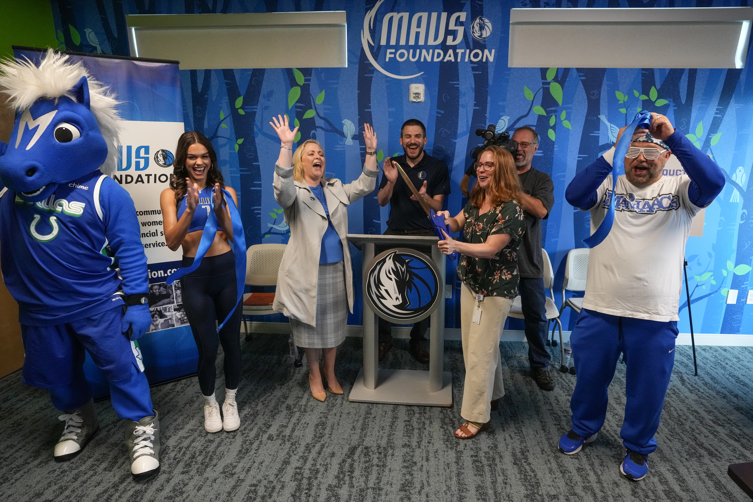 Mavs Foundation unveils state-of-the-art podcast studio for students ...