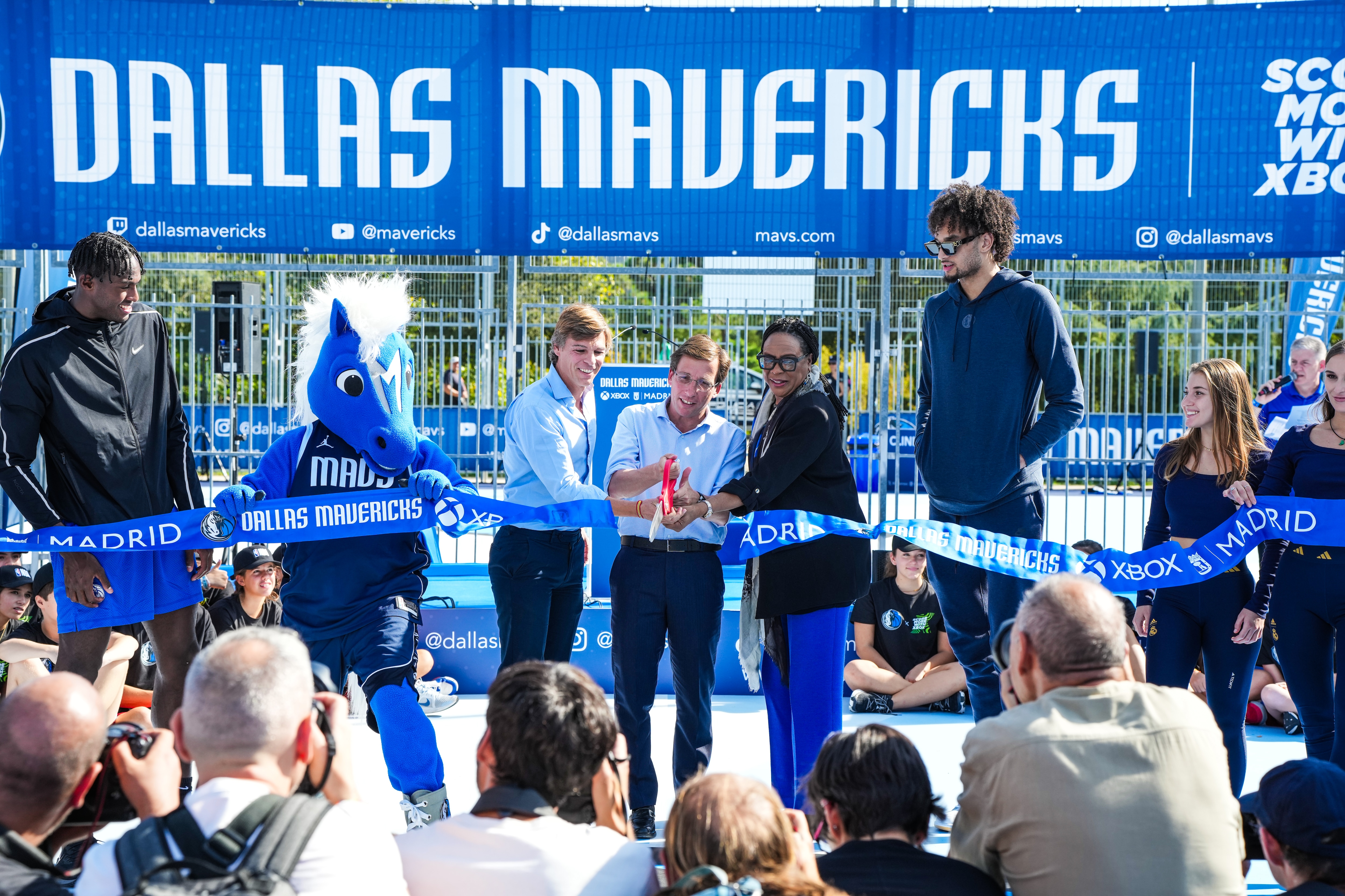 Mavericks expand international brand with Madrid court dedication ...
