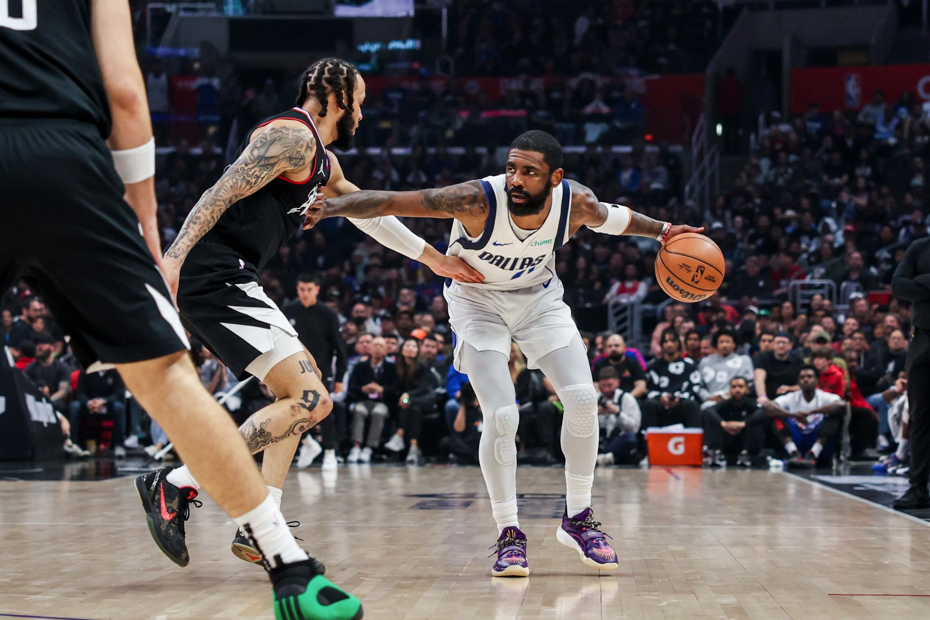 Aggressive Mavs fight for 96-93 win over Clippers to level series ...