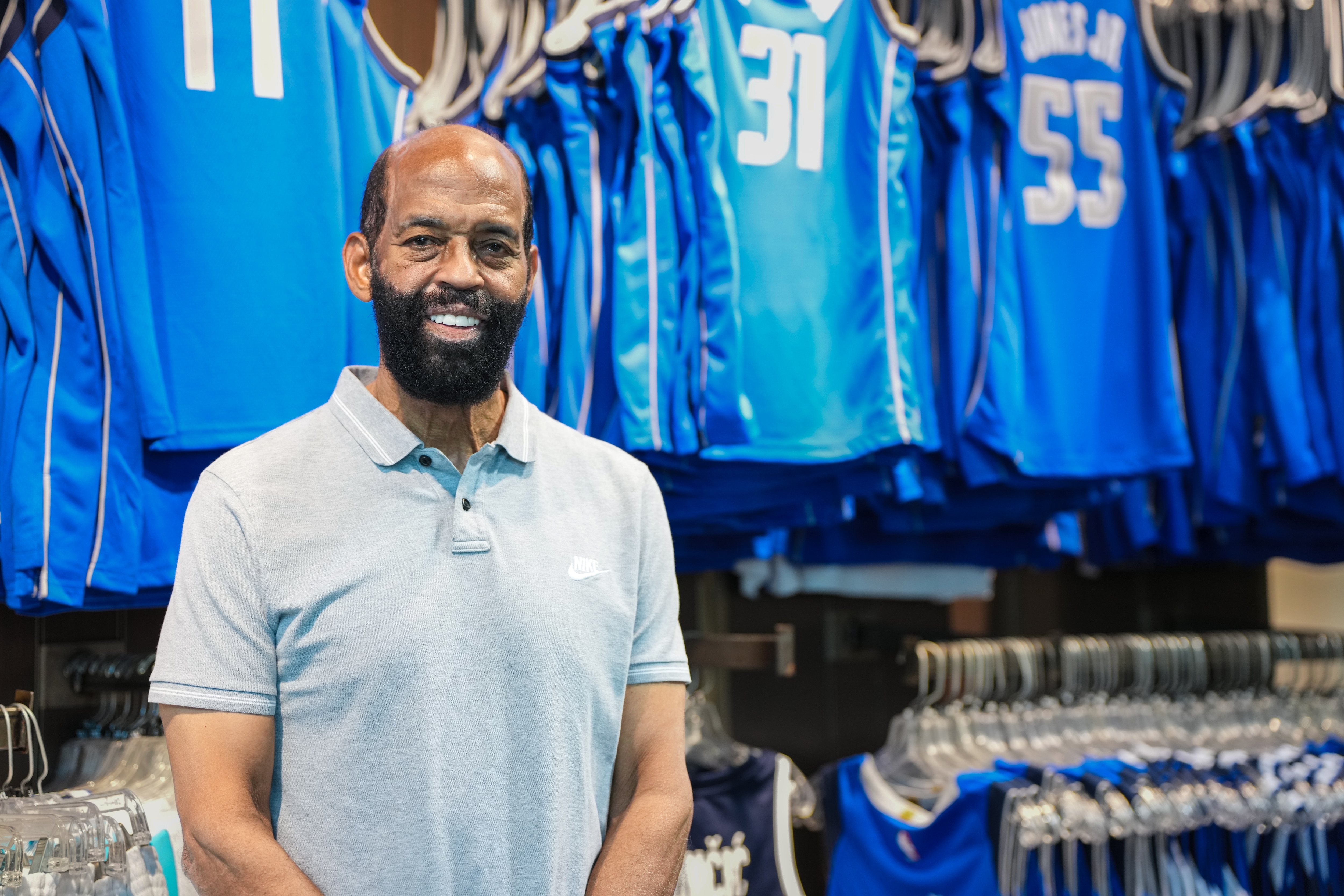 Former Mavs assistant coach Parker to receive distinguished alumni ...