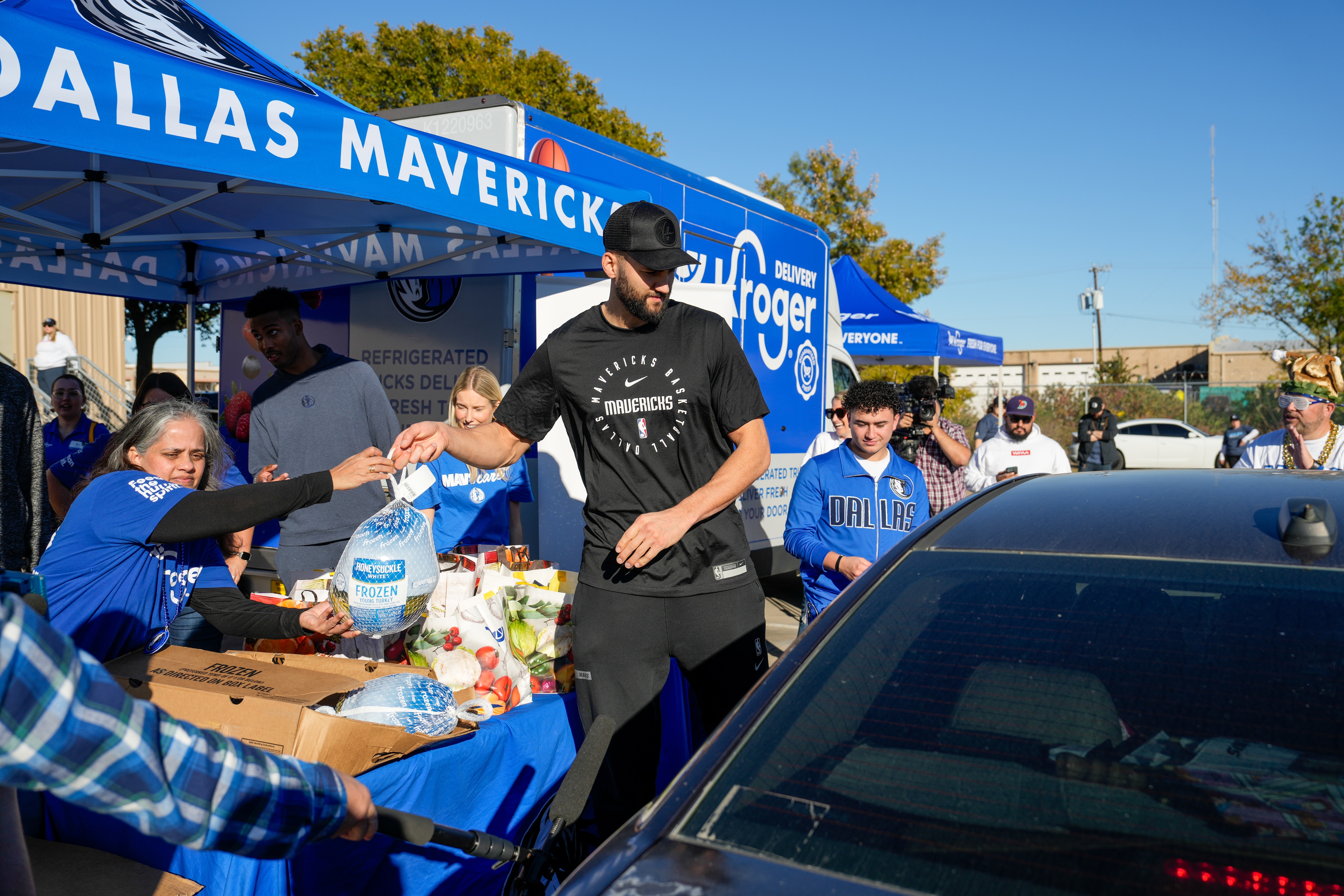 Mavs Foundation and Kroger Serve Up Hope at Turkey Giveaway | Dallas ...