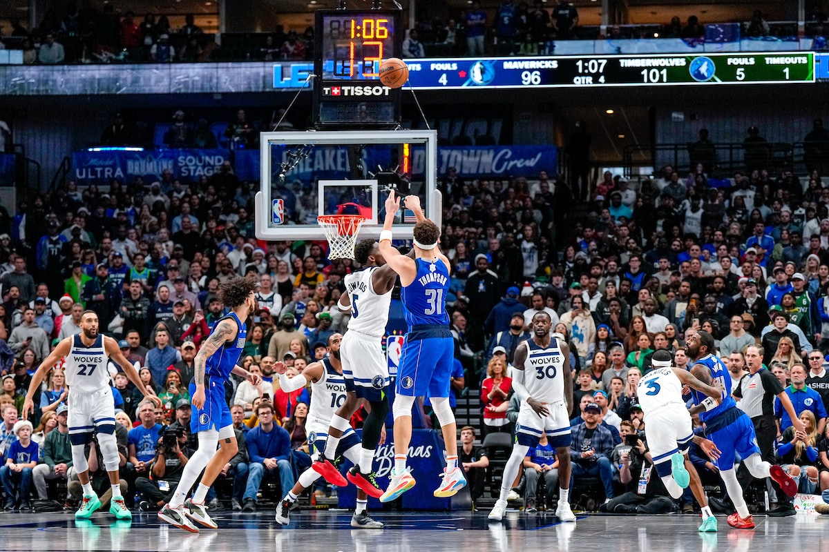 A Very Splashy Christmas: Klay, Mavs Visit Chase - EMSEKFLOL.COM