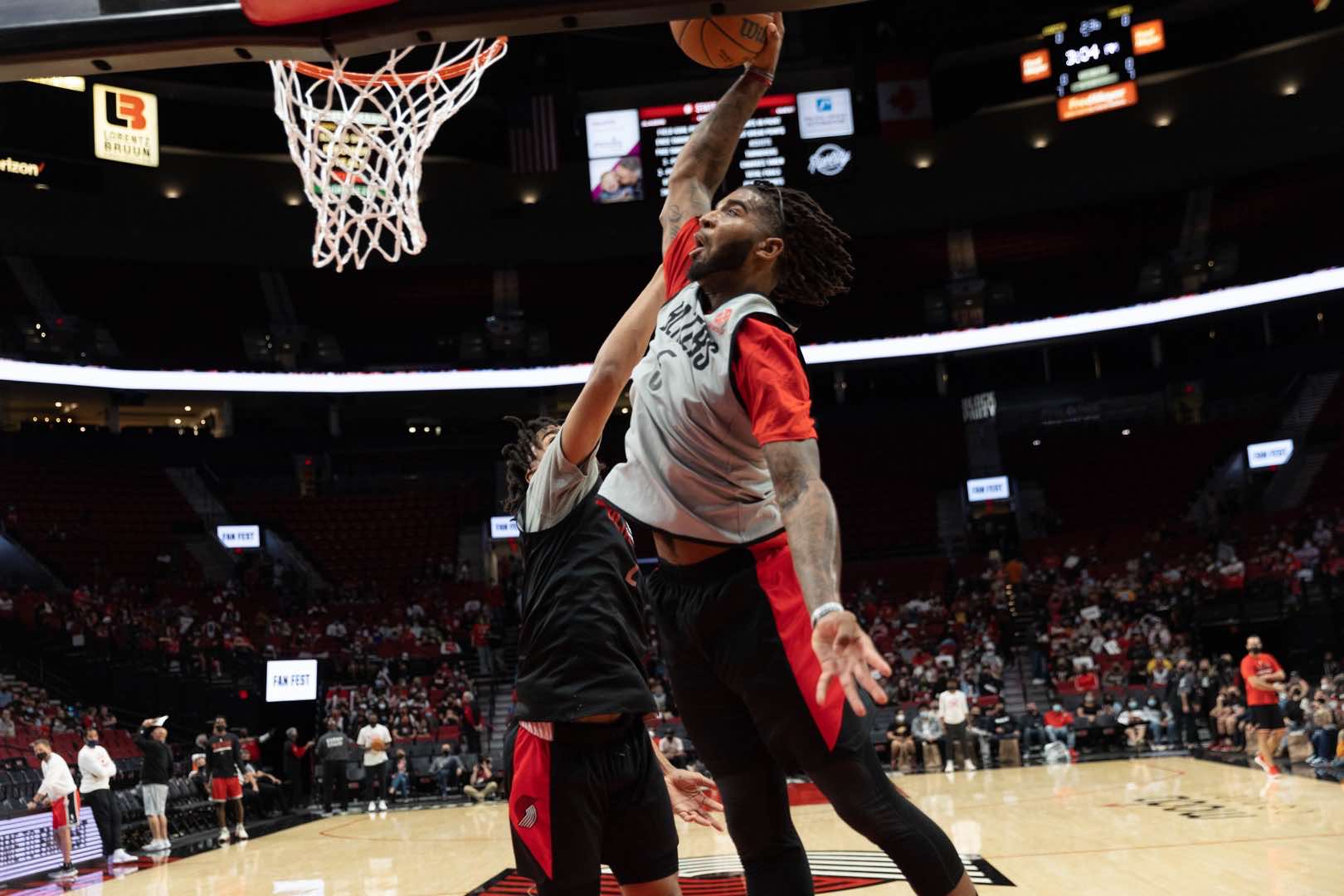 PHOTOS » Fans return to the Moda Center for Fan Fest Photo Gallery ...