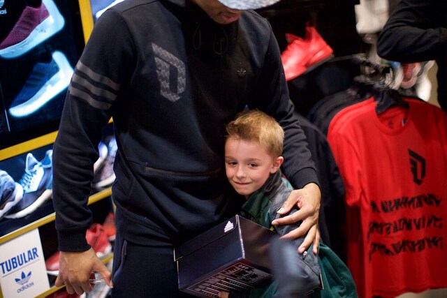 Photos: Dame Surprises Fans at Foot Locker Photo Gallery | NBA.com