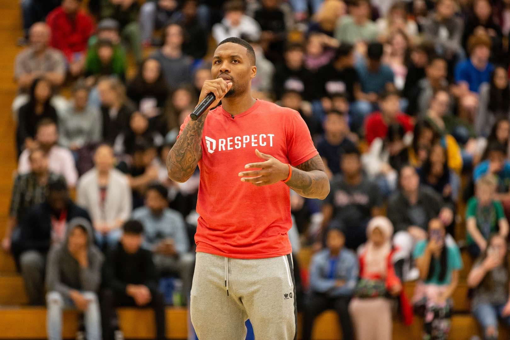 PHOTOS » Lillard Community Assist for November Photo Gallery | NBA.com