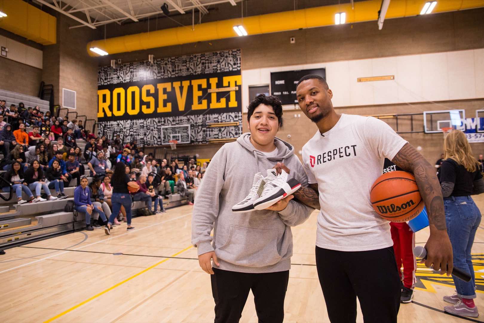 PHOTOS » Lillard Community Assist for November Photo Gallery | NBA.com