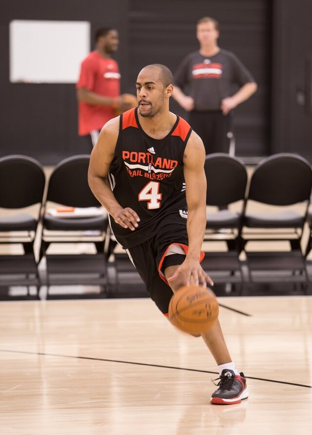 Arron Afflalo and Alonzo Gee Arrive in Portland Photo Gallery | NBA.com