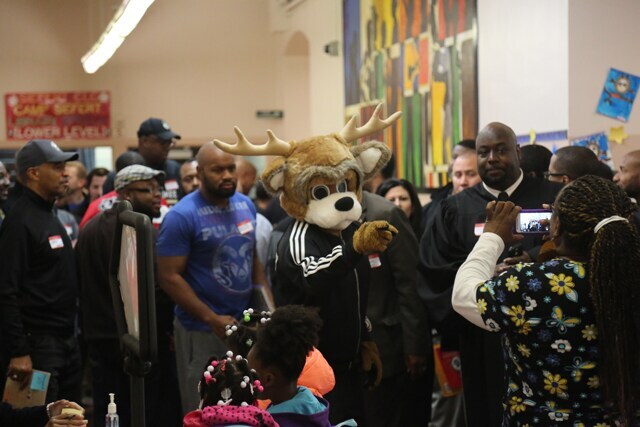 Siefert Elementary School Male Read-In Photo Gallery | NBA.com