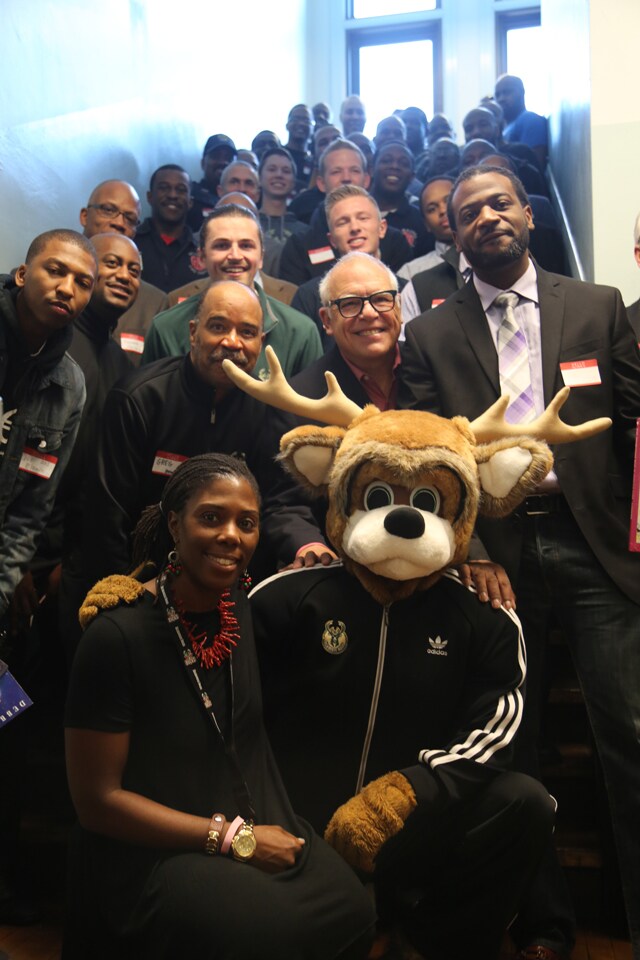 Siefert Elementary School Male Read-In Photo Gallery | NBA.com