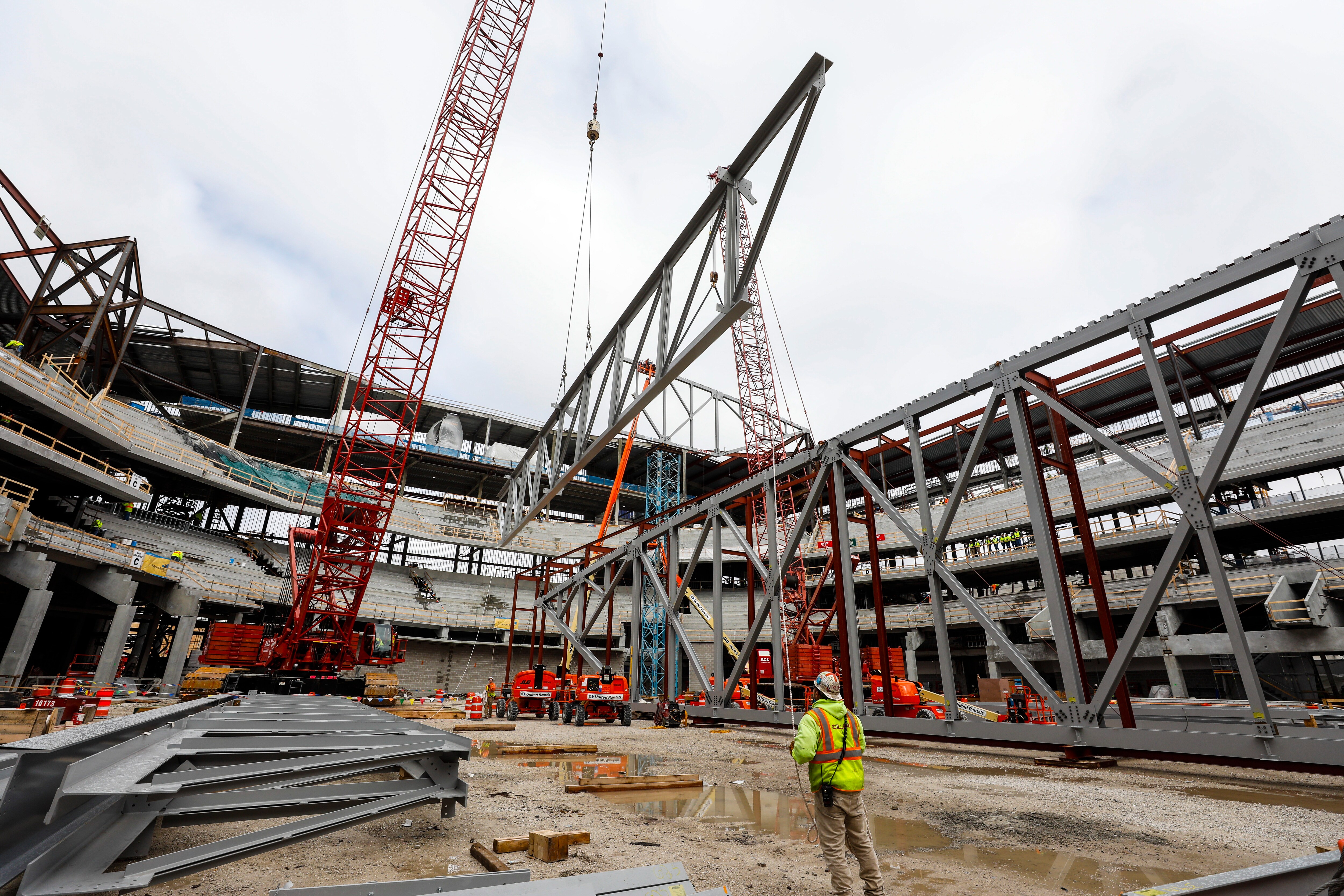 First Long Span Roof Truss Installed At New Arena | Milwaukee Bucks