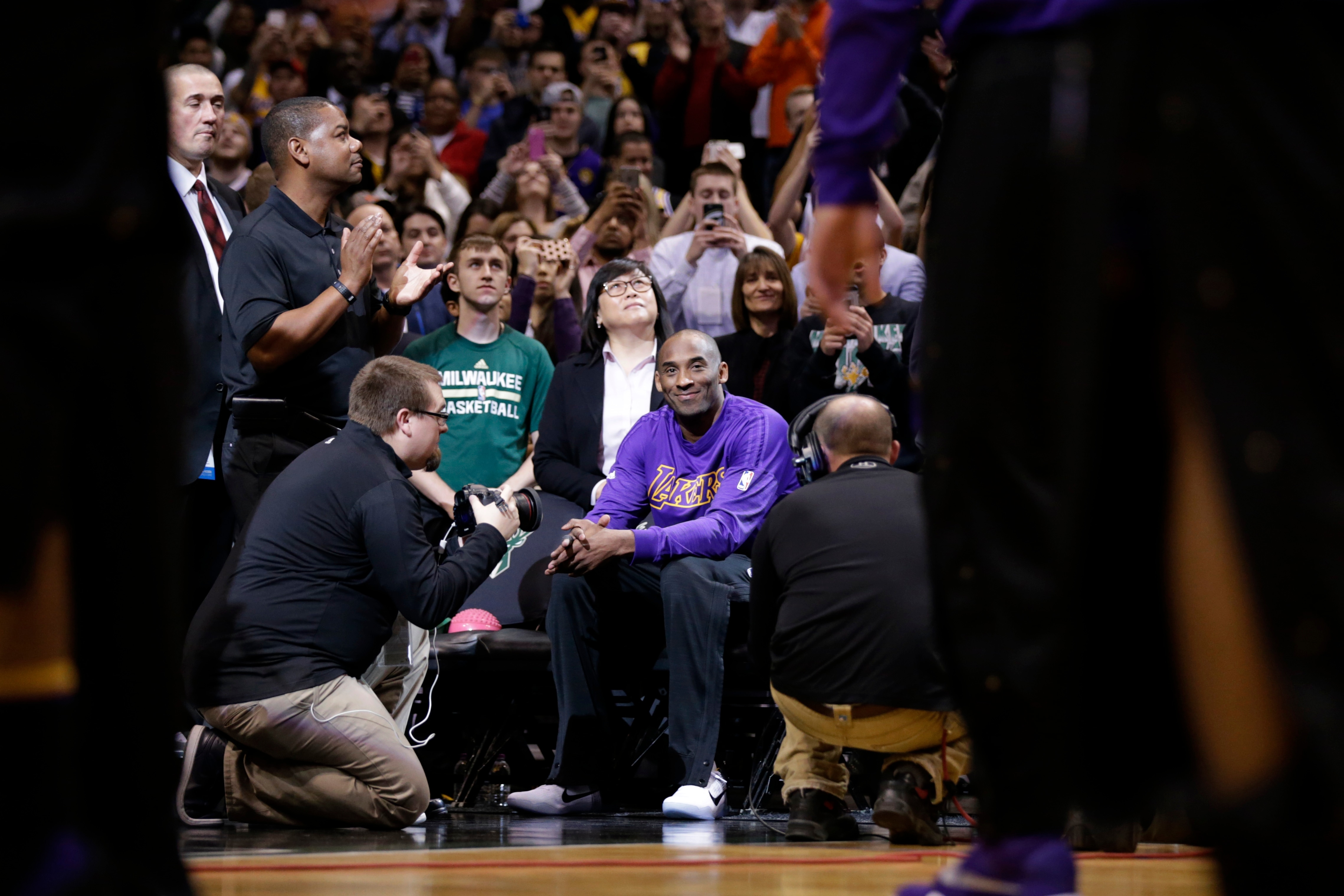 Fans Salute Kobe Bryant, Welcome Novak In Milwaukee | Milwaukee Bucks