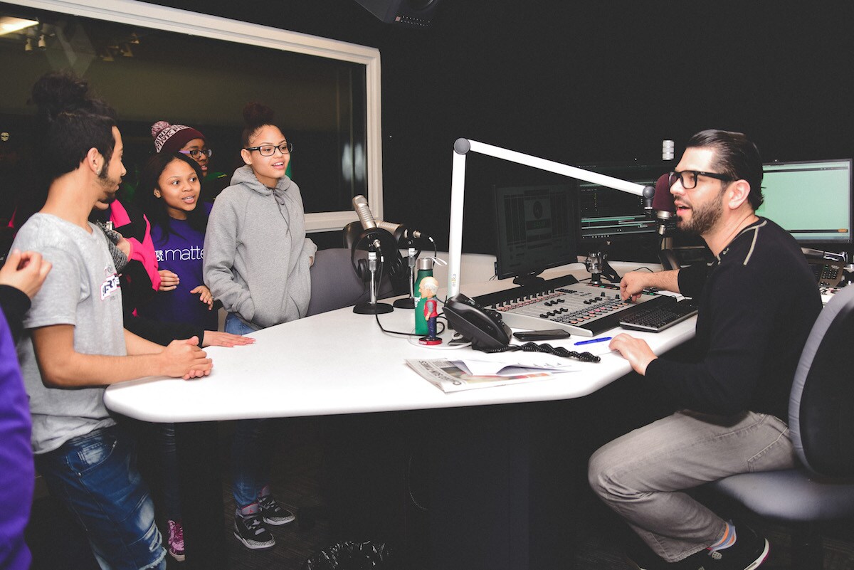 STUDENTS IN KIA’S SPORTS 37 PROGRAM GET BACKSTAGE TOUR OF UNIVISION ...