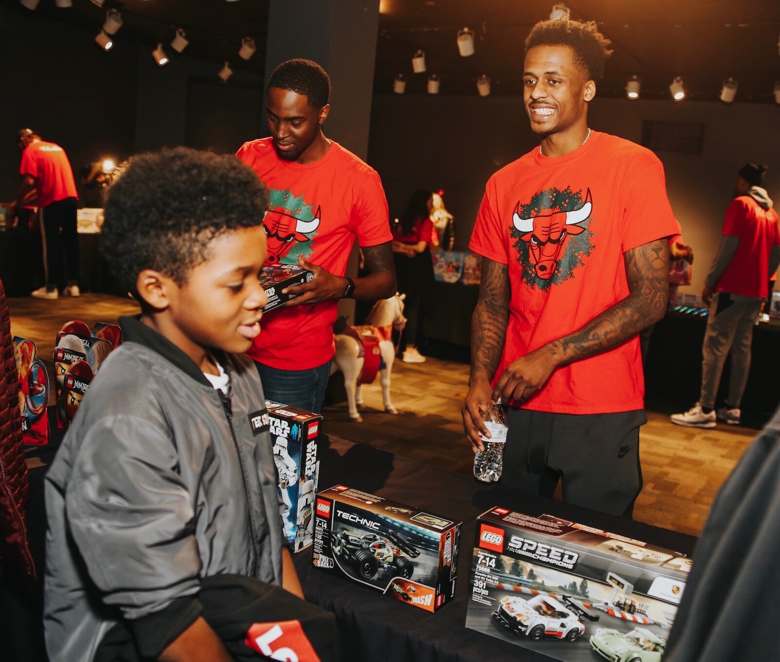 Chicago Bulls Host 400 Chicago Students for Holiday Party Photo Gallery ...