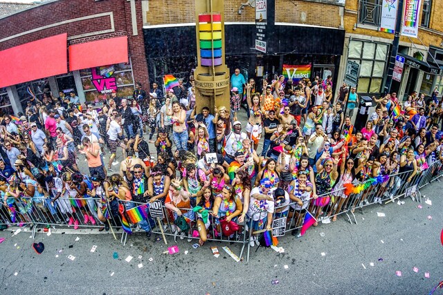 Chicago Bulls Entertainers Walk in Chicago Pride Parade Photo Gallery ...